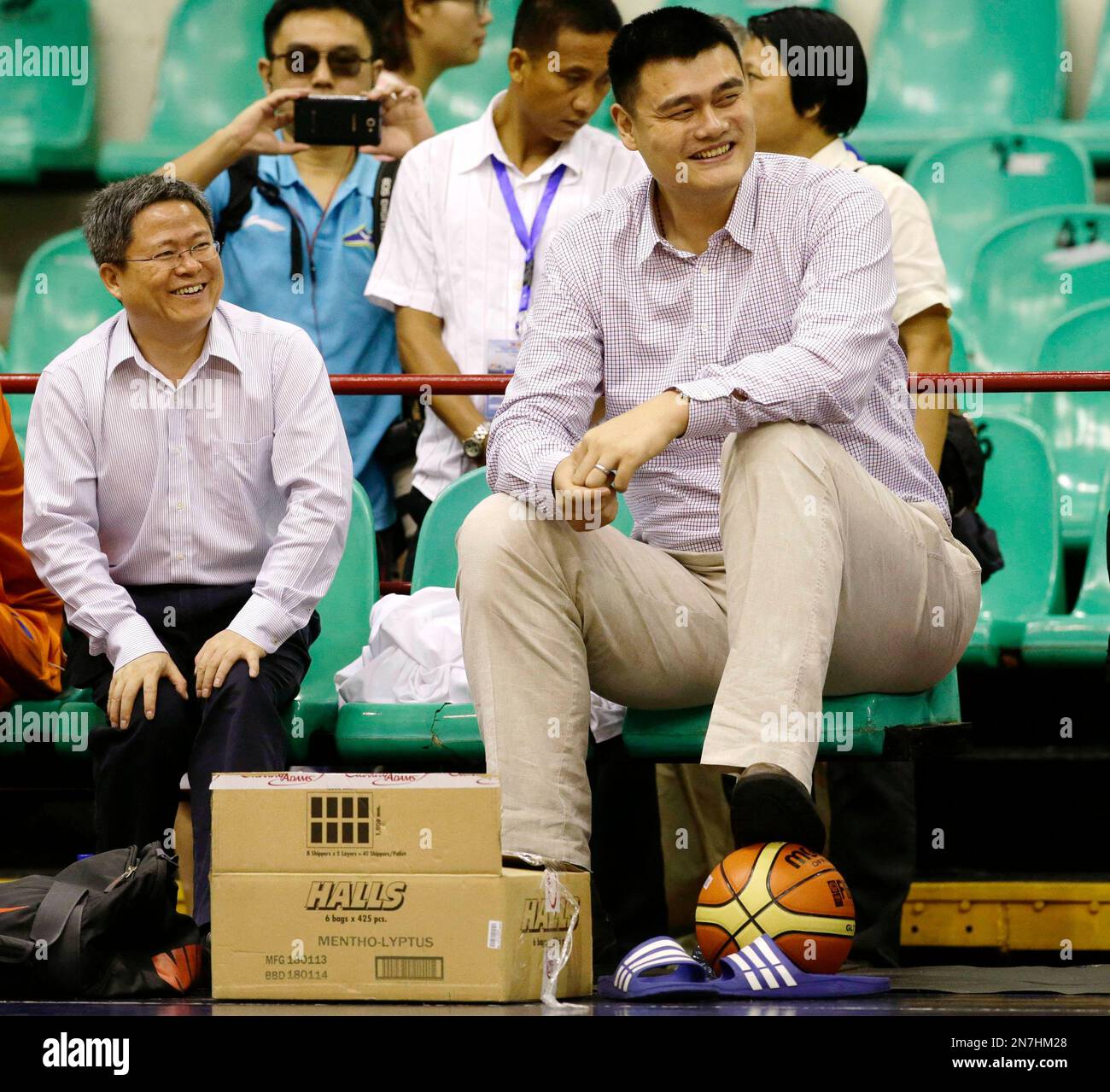Former NBA Houston Rockets basketball player Yao Ming, right, watches ...
