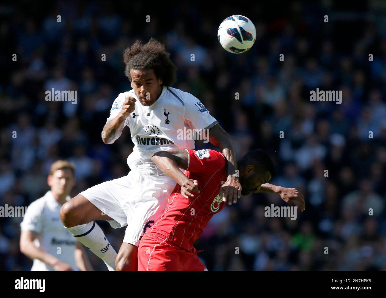 Tottenham Hotspur's Tom Huddlestone, left, competes with Southampton's ...