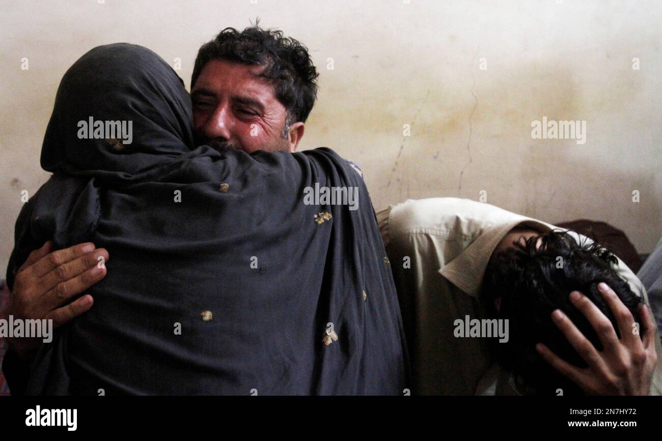 Family members of a Pakistani politician mourn his death in Karachi ...