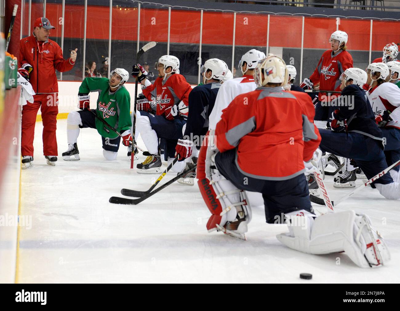 Washington Capitals coach Adam Oates, left, talks with his team during ...