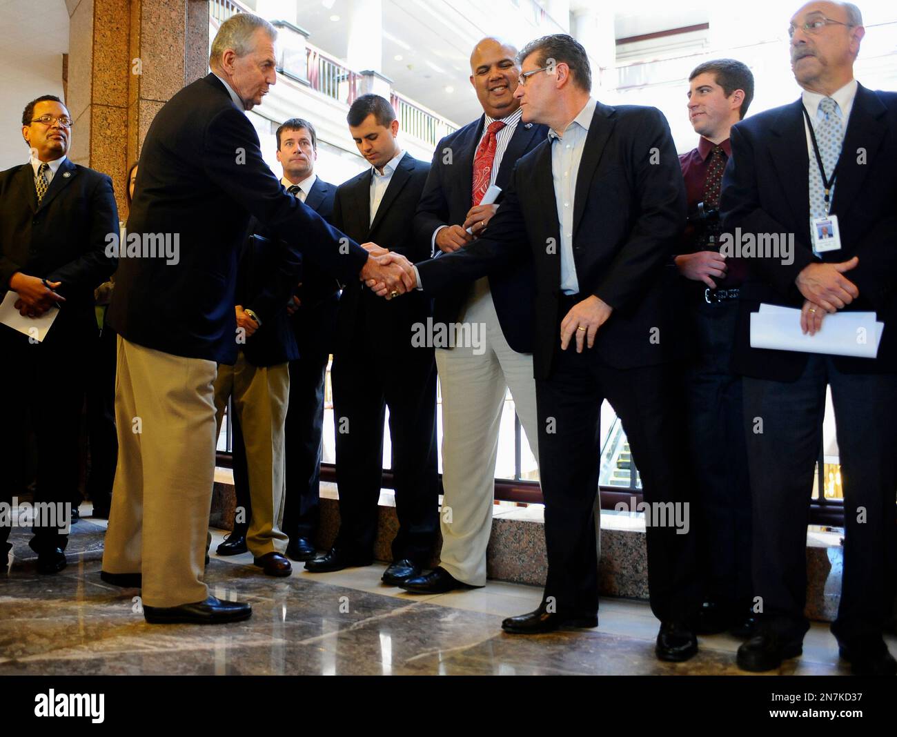 Former Connecticut men's head basketball coach Jim Calhoun, left ...