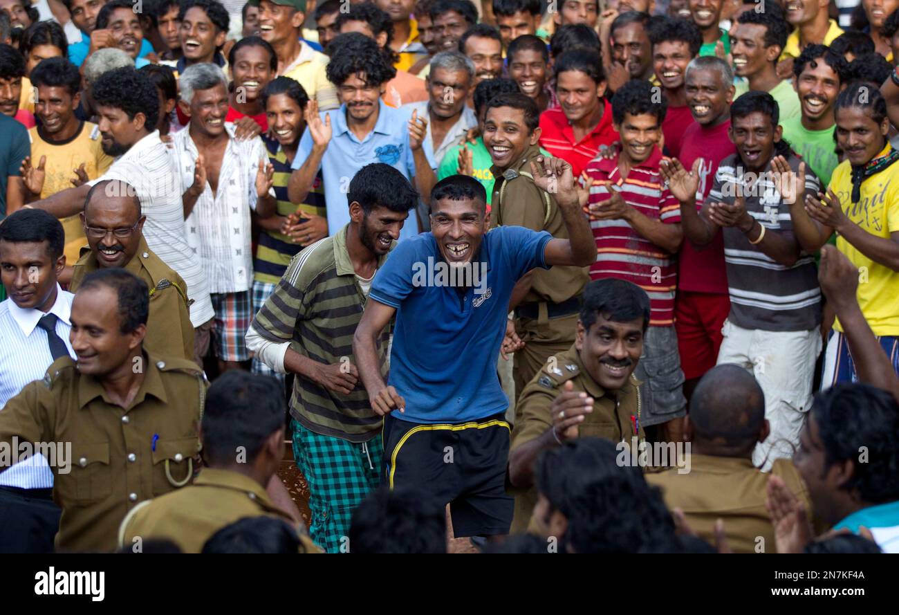 Sri Lankan inmates of Magazine Prison dance with prison officials ...