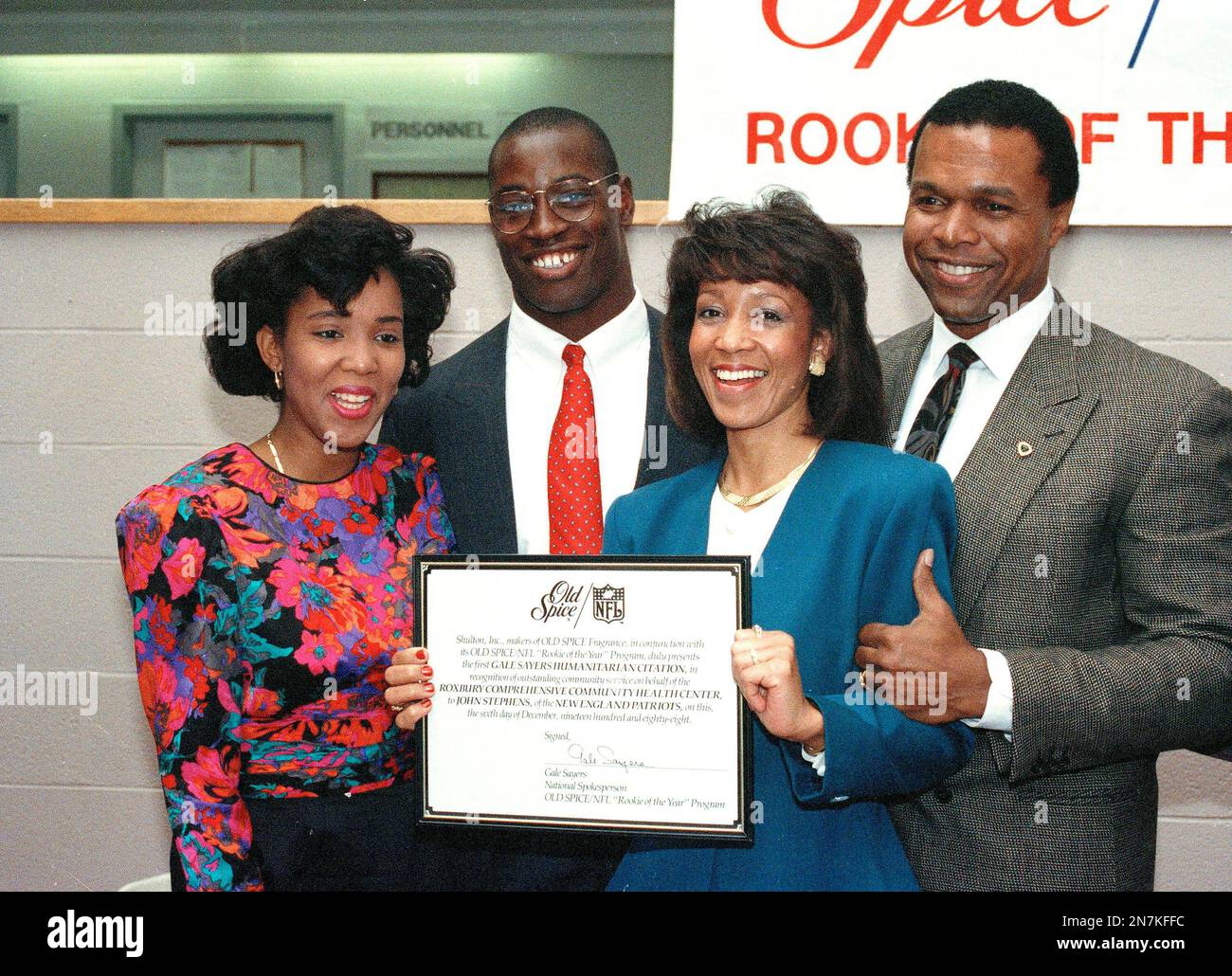 Hall of Fame running back Gale Sayers, right, poses with New England ...