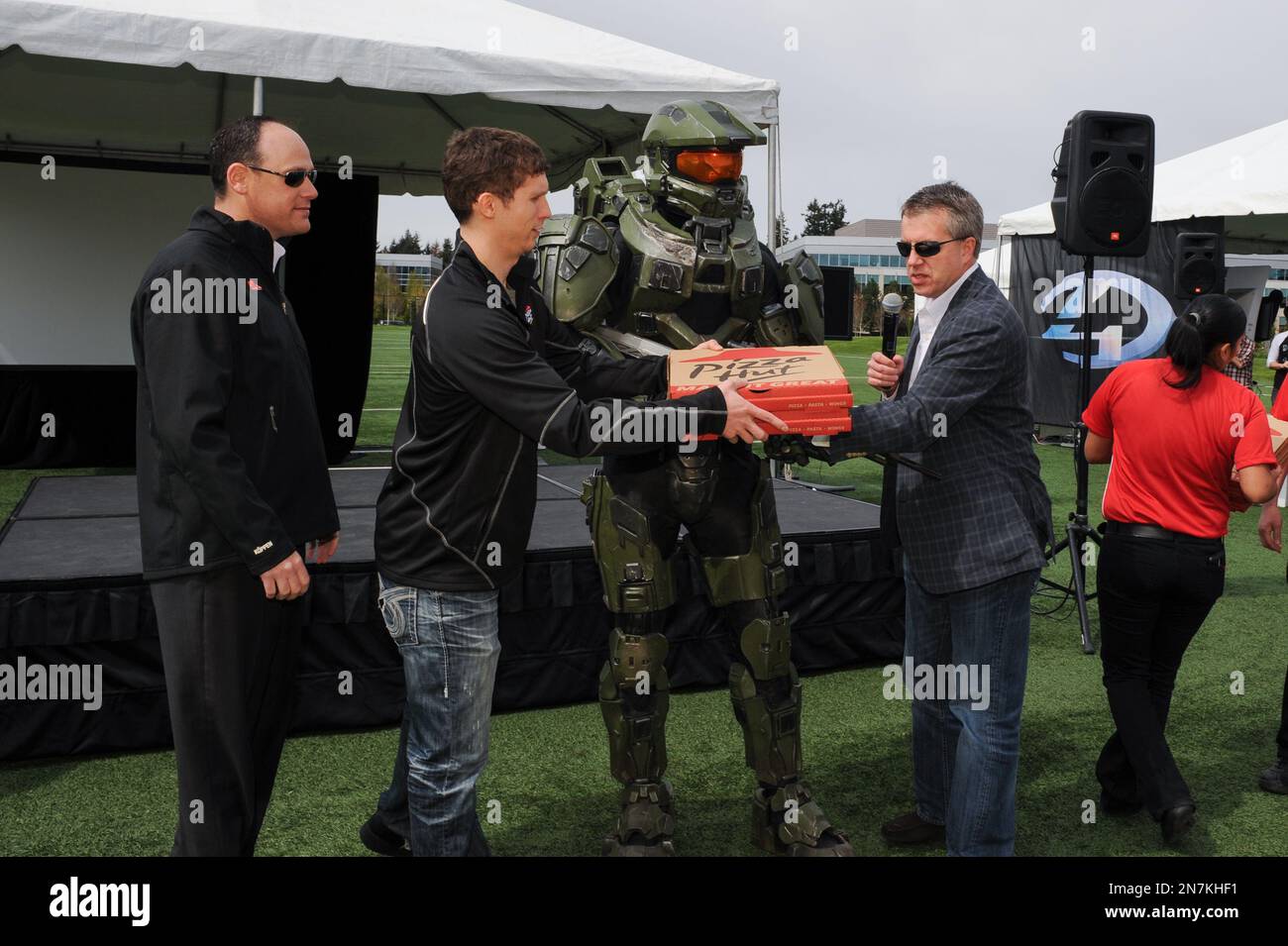 Pizza Hut Chief Marketing Officer Kurt Kane left, watches as gamer Dave ...