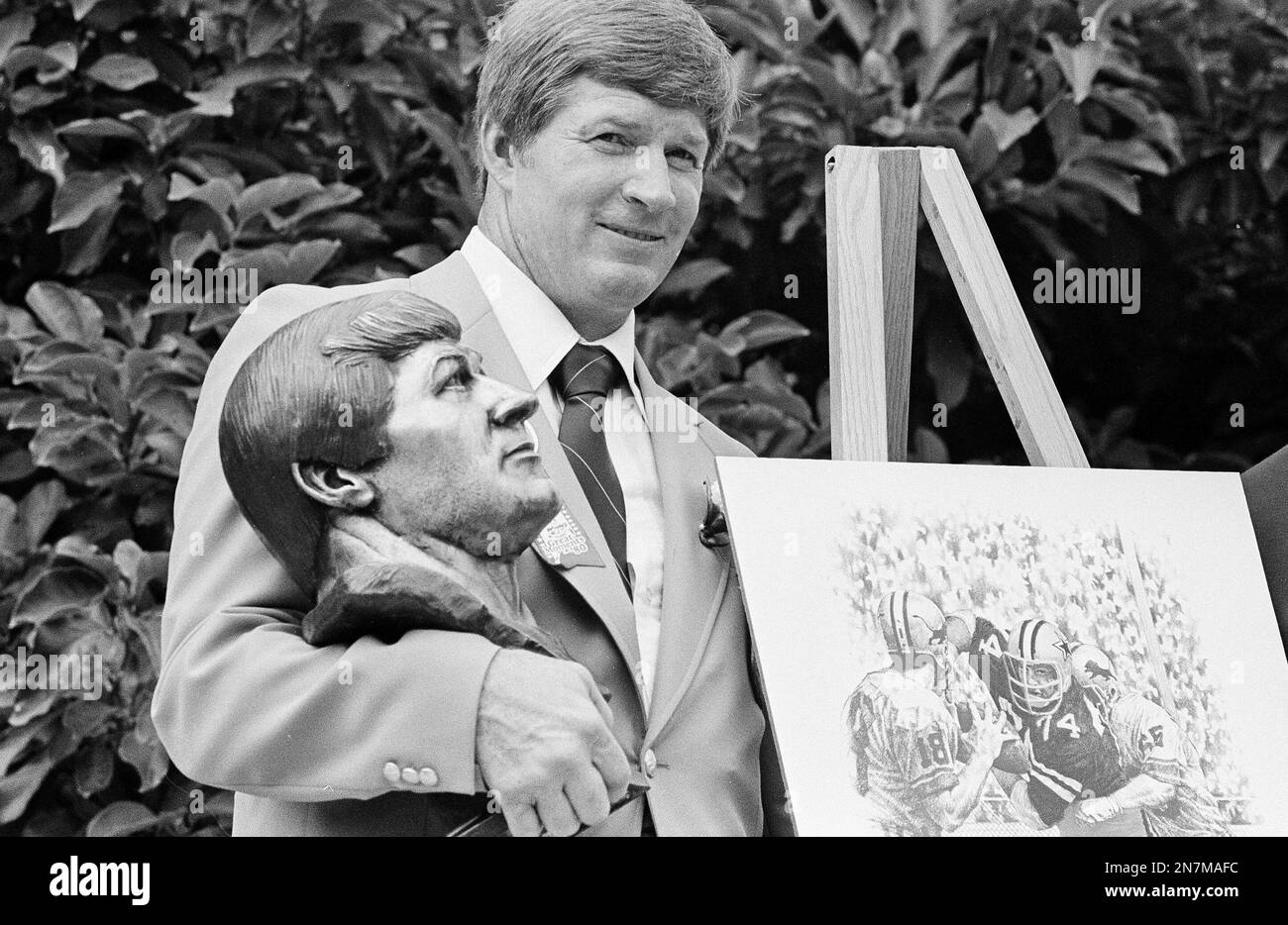 Former Dallas Cowboys defensive tackle Bob Lilly poses with his statue ...