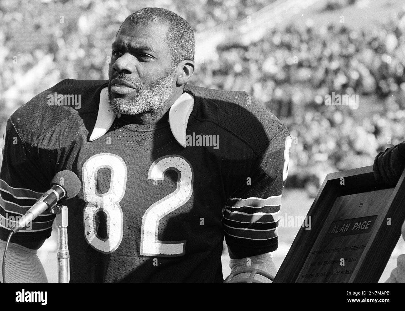 Chicago Bears defensive lineman Alan Page speaks to a crowd at Chicago ...
