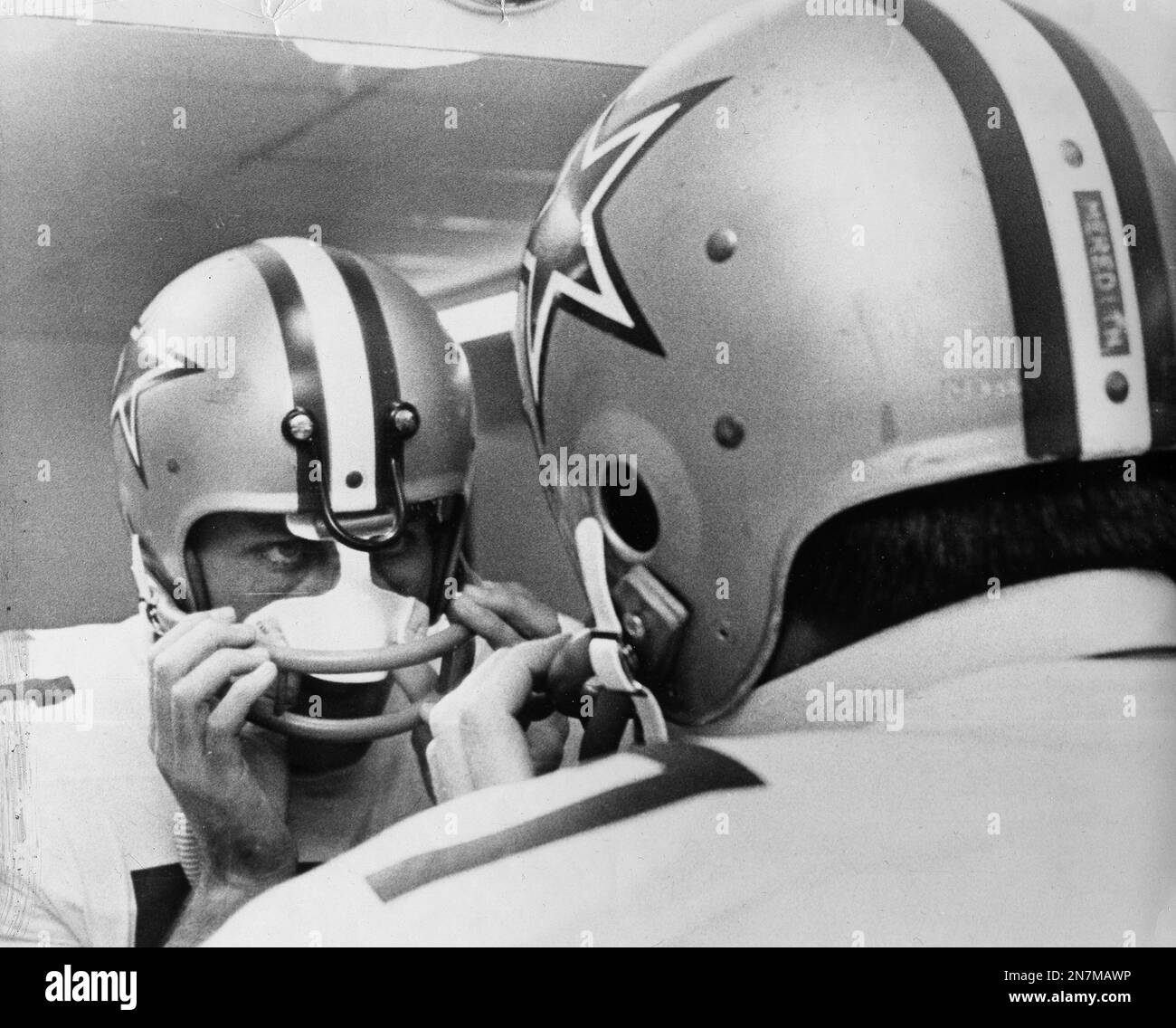 Dallas Cowboys quarterback Don Meredith adjusts his new mask in the ...