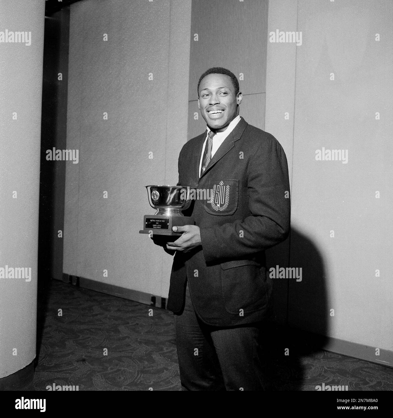 Floyd D. Little, Syracuse halfback, holds Player of the Year award ...