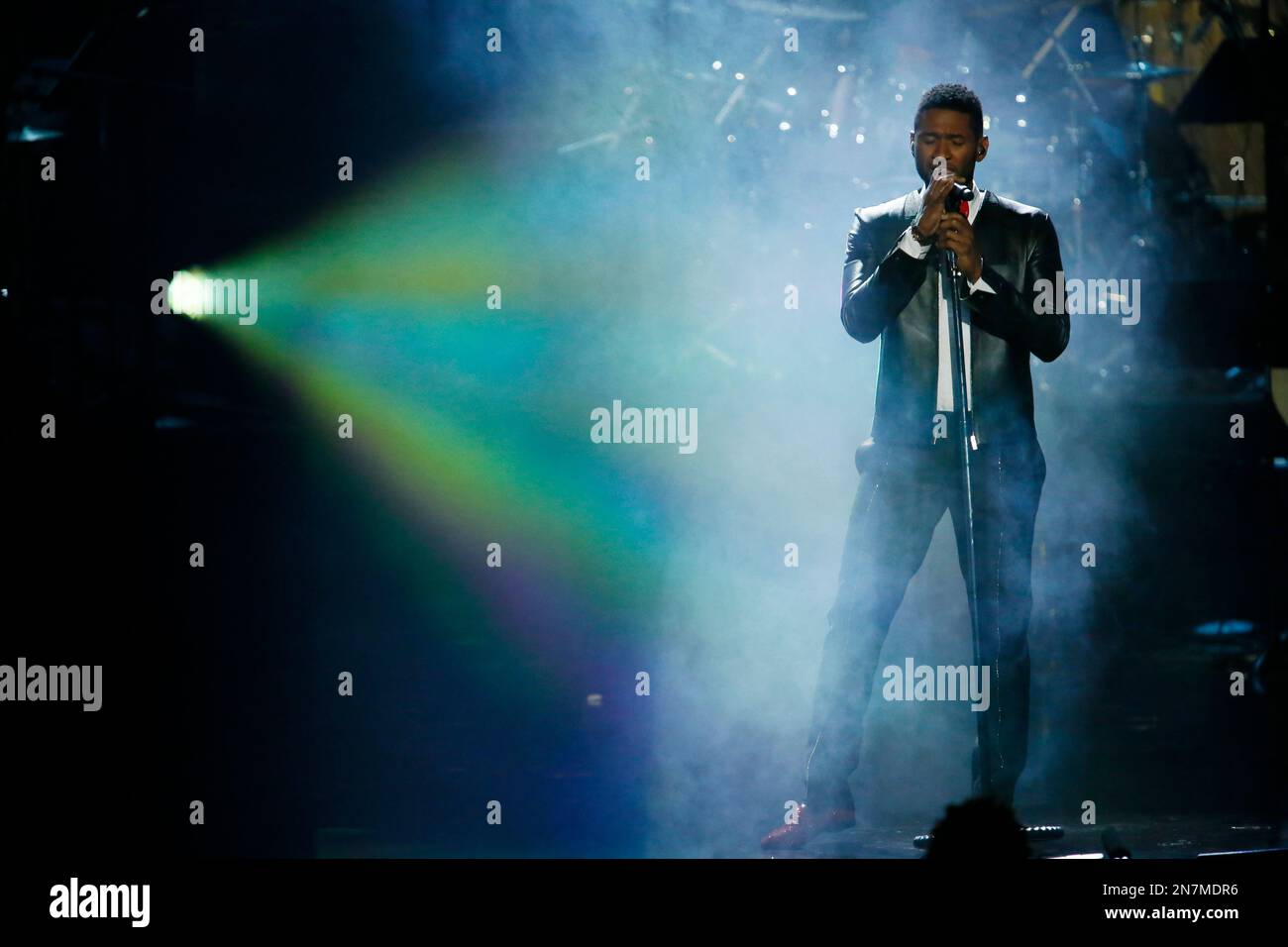 Usher performs a Michael Jackson song as producer Quincy Jones is ...