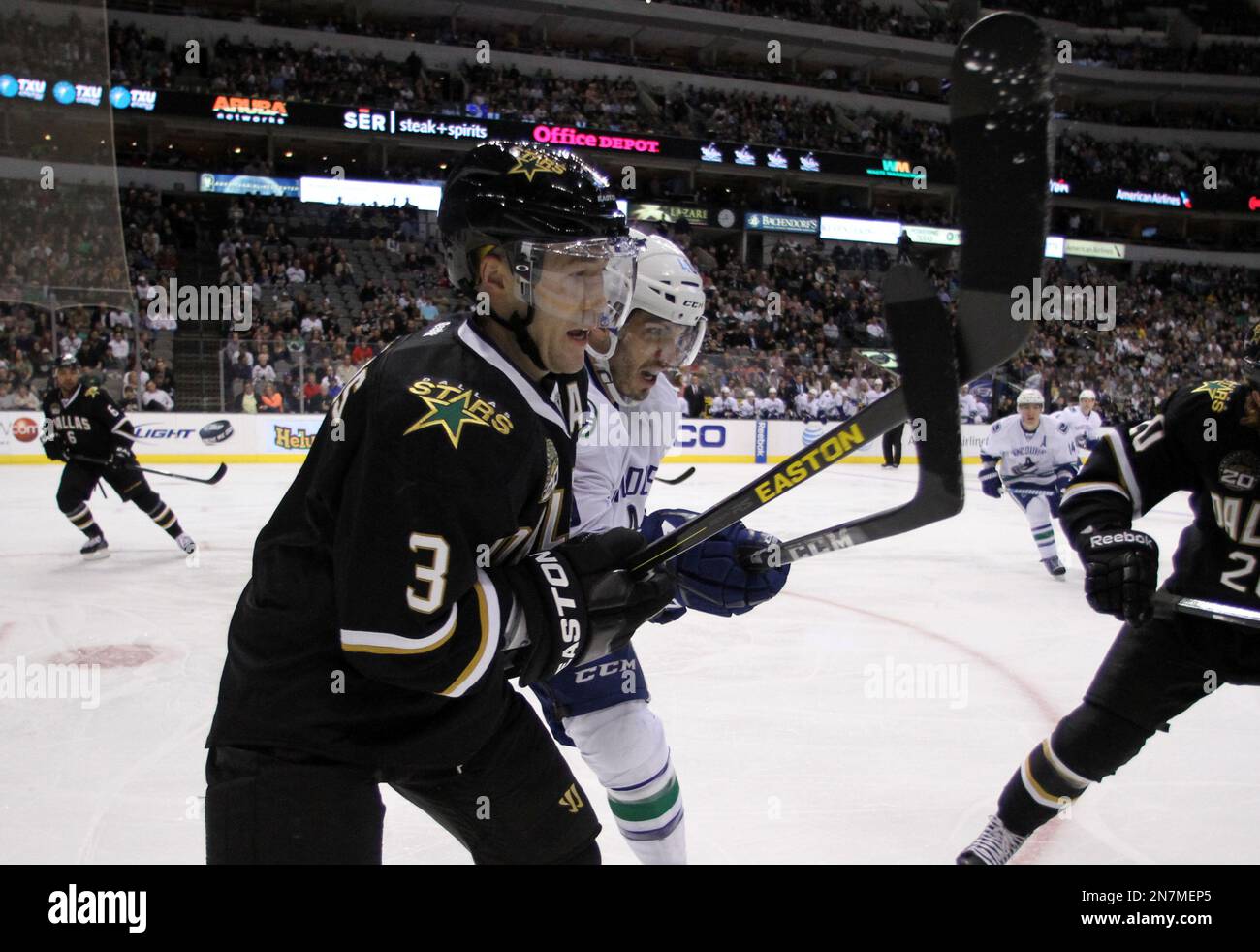 Dallas Stars defenseman Stephane Robidas (3) and Vancouver Canucks ...