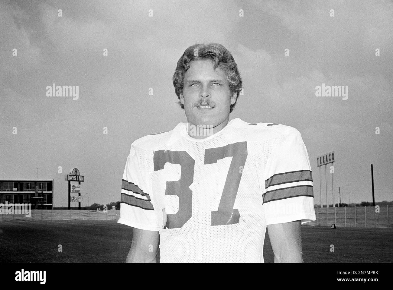 Running back of the Dallas Cowboys Jim Jensen poses in Dec. 1976. (AP Photo Stock Photo - Alamy