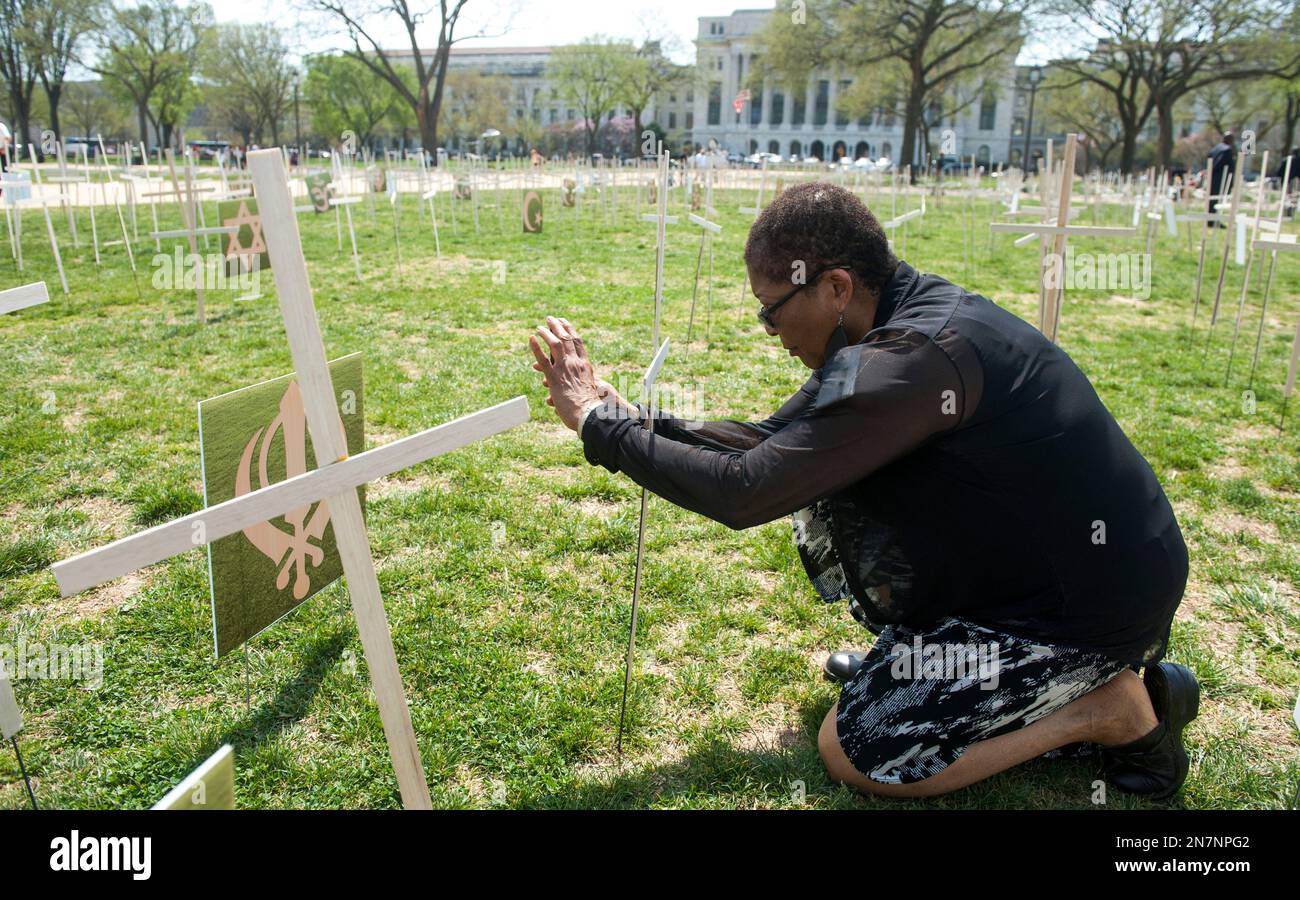 Dottie Green of Washington photographs some of the thousands of grave ...