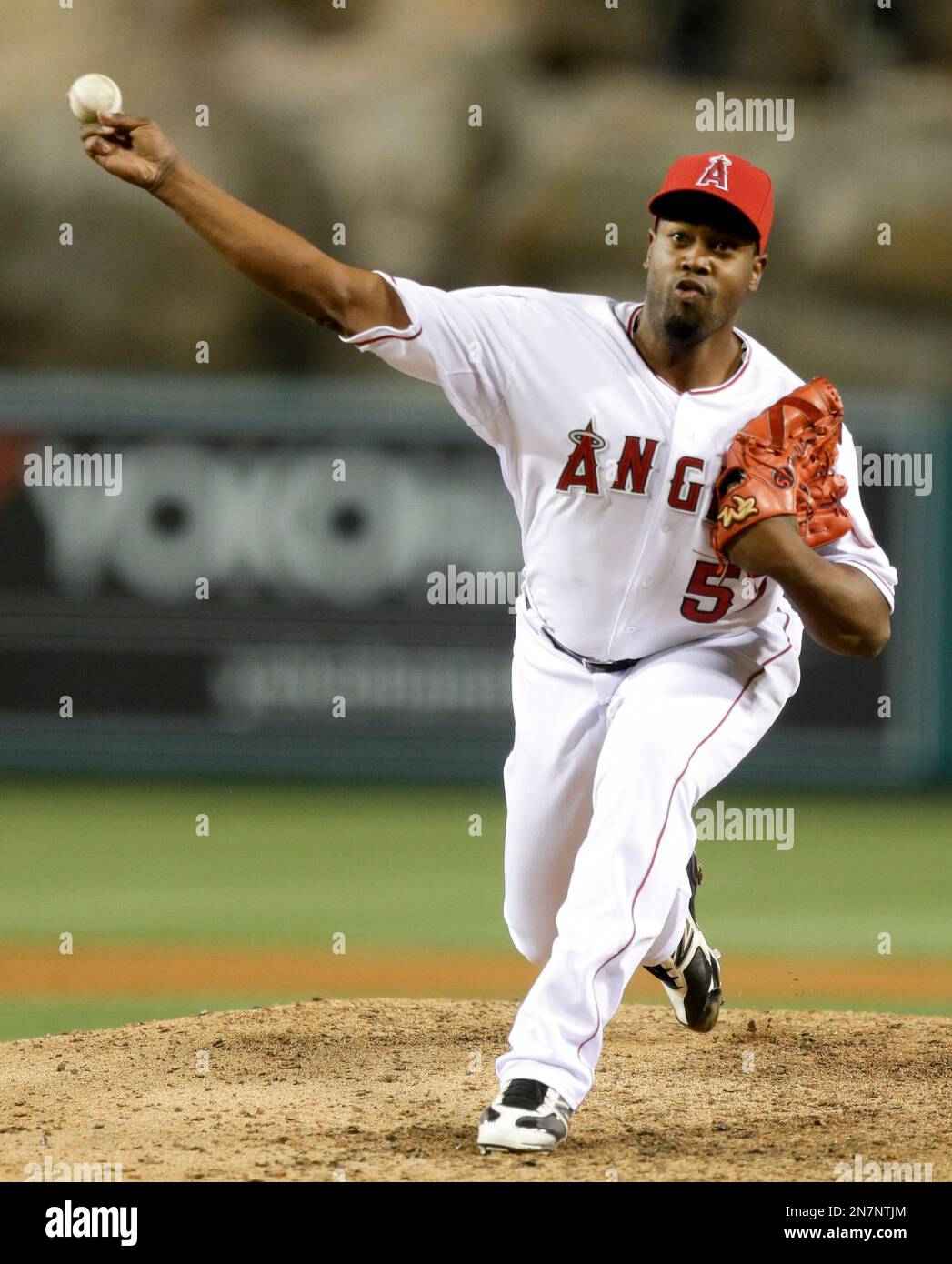 Los Angeles Angels relief pitcher Jerome Williams throw to the Oakland ...