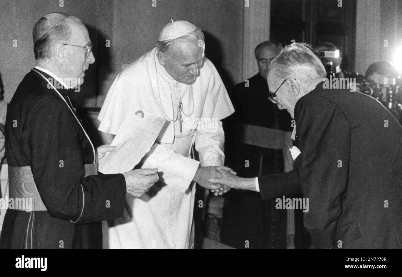 Pope John Paul II shakes hands with Professor Friedrich August von ...