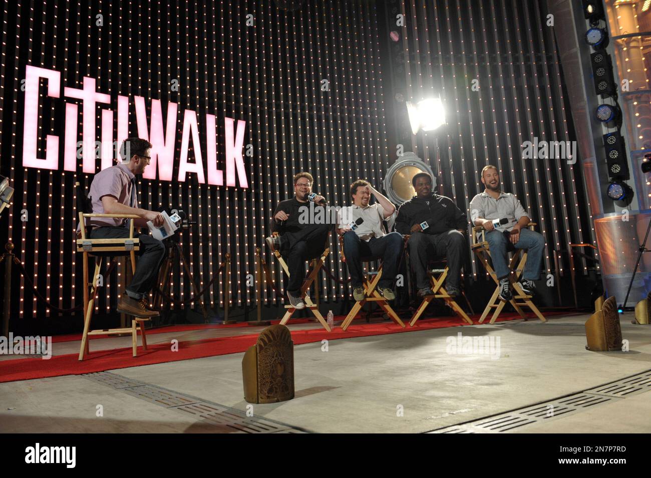 MTV News correspondent Josh Horowitz, left, and members of the cast of ...