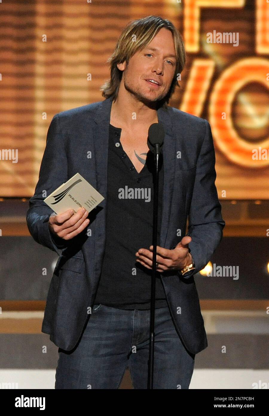 Keith Urban presents the award for female vocalist of the year at the ...