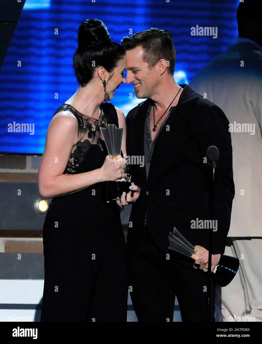 Shawna Thompson, left, and Keifer Thompson, of Thompson Square, accept ...