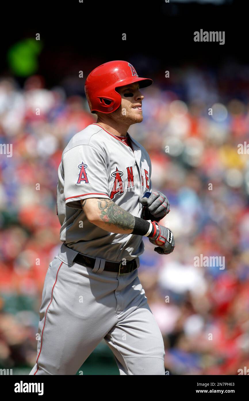 Los Angeles Angels' Josh Hamilton (32) jogs to first after being walked ...