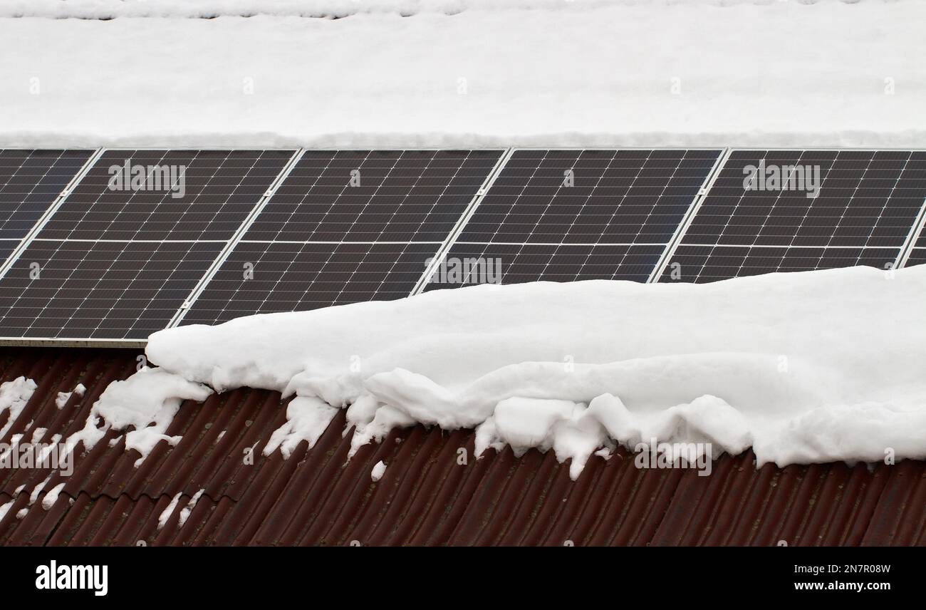 Solar panels on commercial rooftop hi-res stock photography and images ...