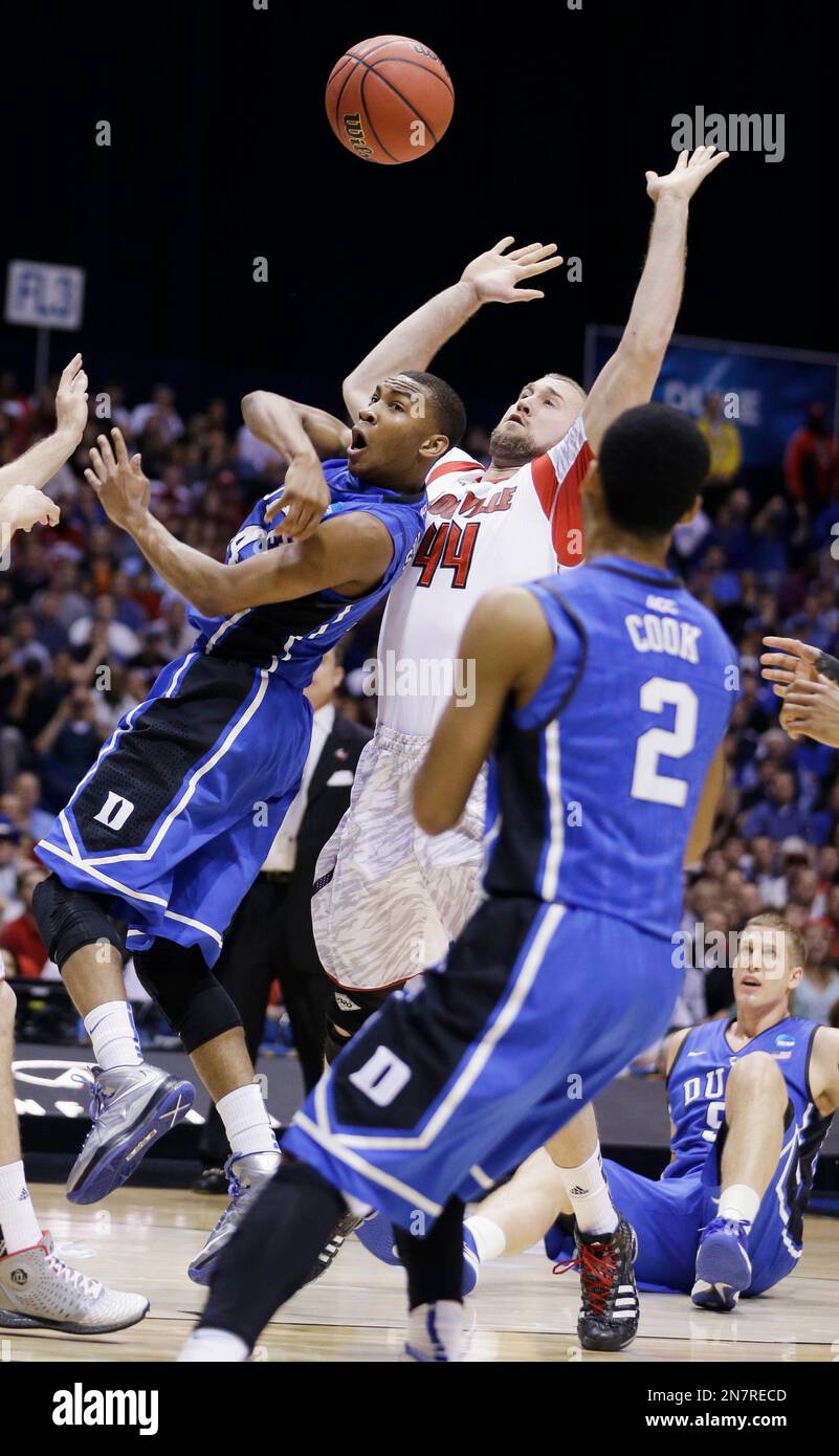 Duke guard Rasheed Sulaimon passes the ball to Quinn Cook (2) under ...