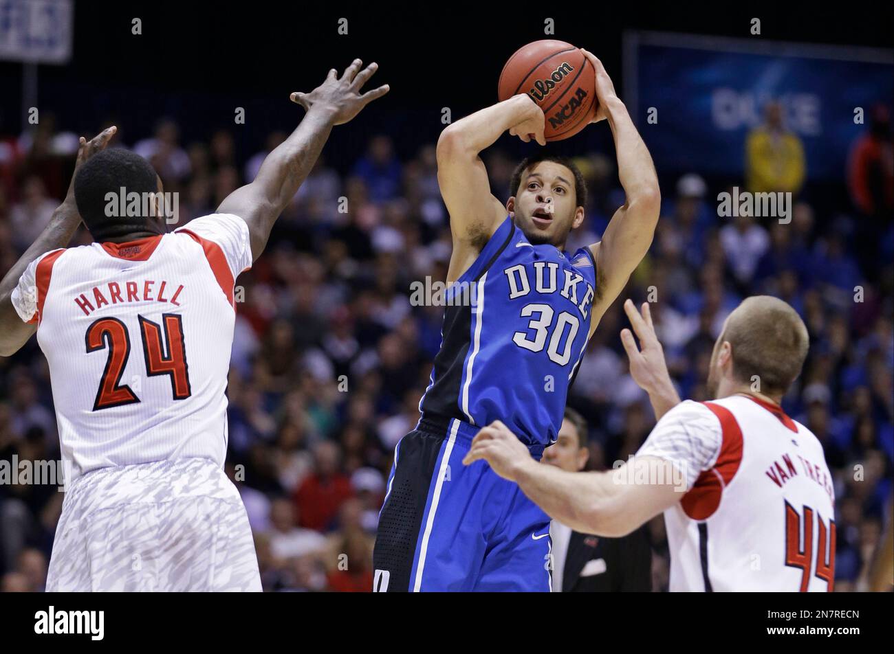 Duke's Seth Curry (30) takes a shot against Louisville's Montrezl ...