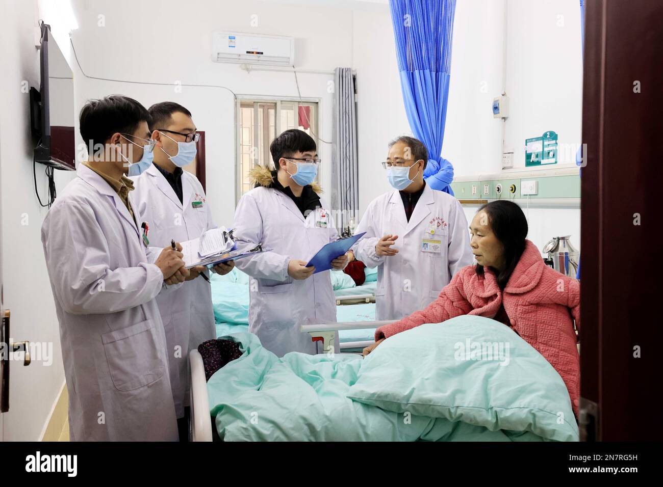 Ward round hospital hi-res stock photography and images - Alamy