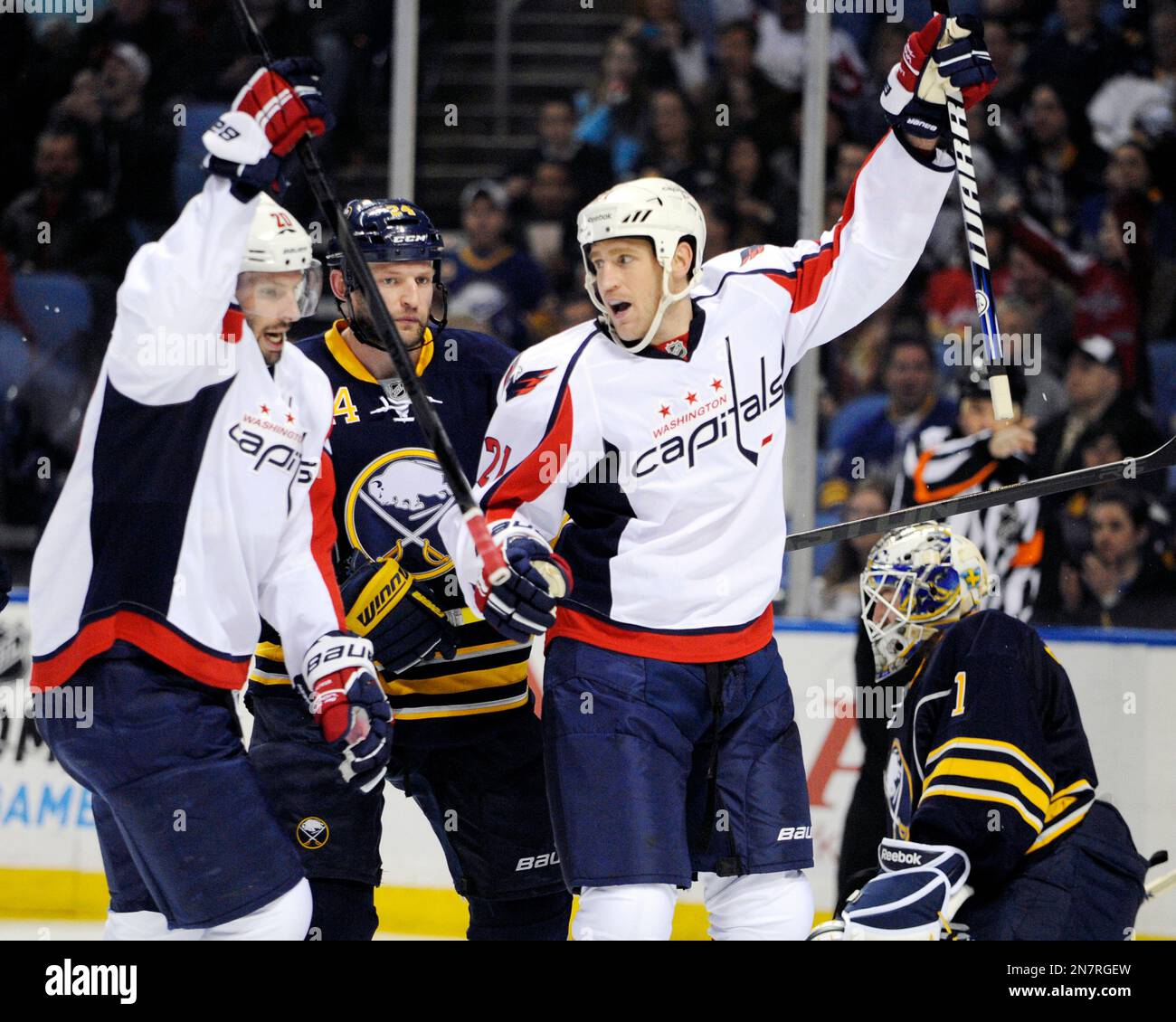 Washington Capitals right winger Troy Brouwer (20) celebrates with ...