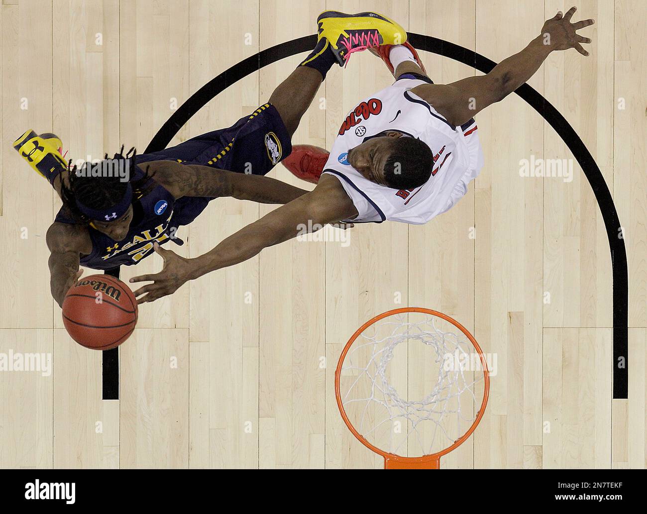 La Salle guard Tyrone Garland (21) gets past Mississippi forward ...