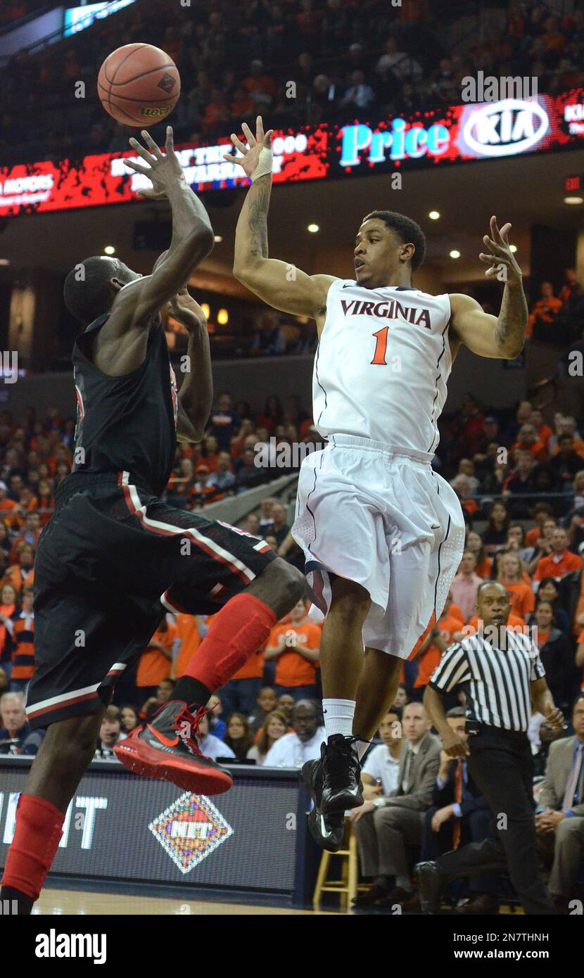 Virginia's Jontel Evans feeds the ball to teammate Justin Anderson over ...