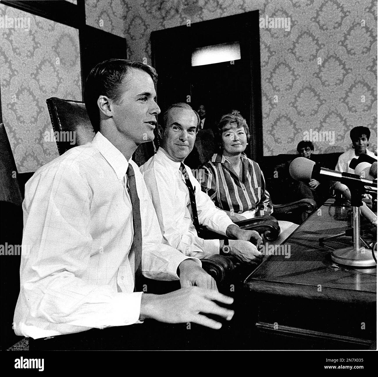 FILE -- In this May 7, 1986 file photo, Gov. Booth Gardner, center, and ...