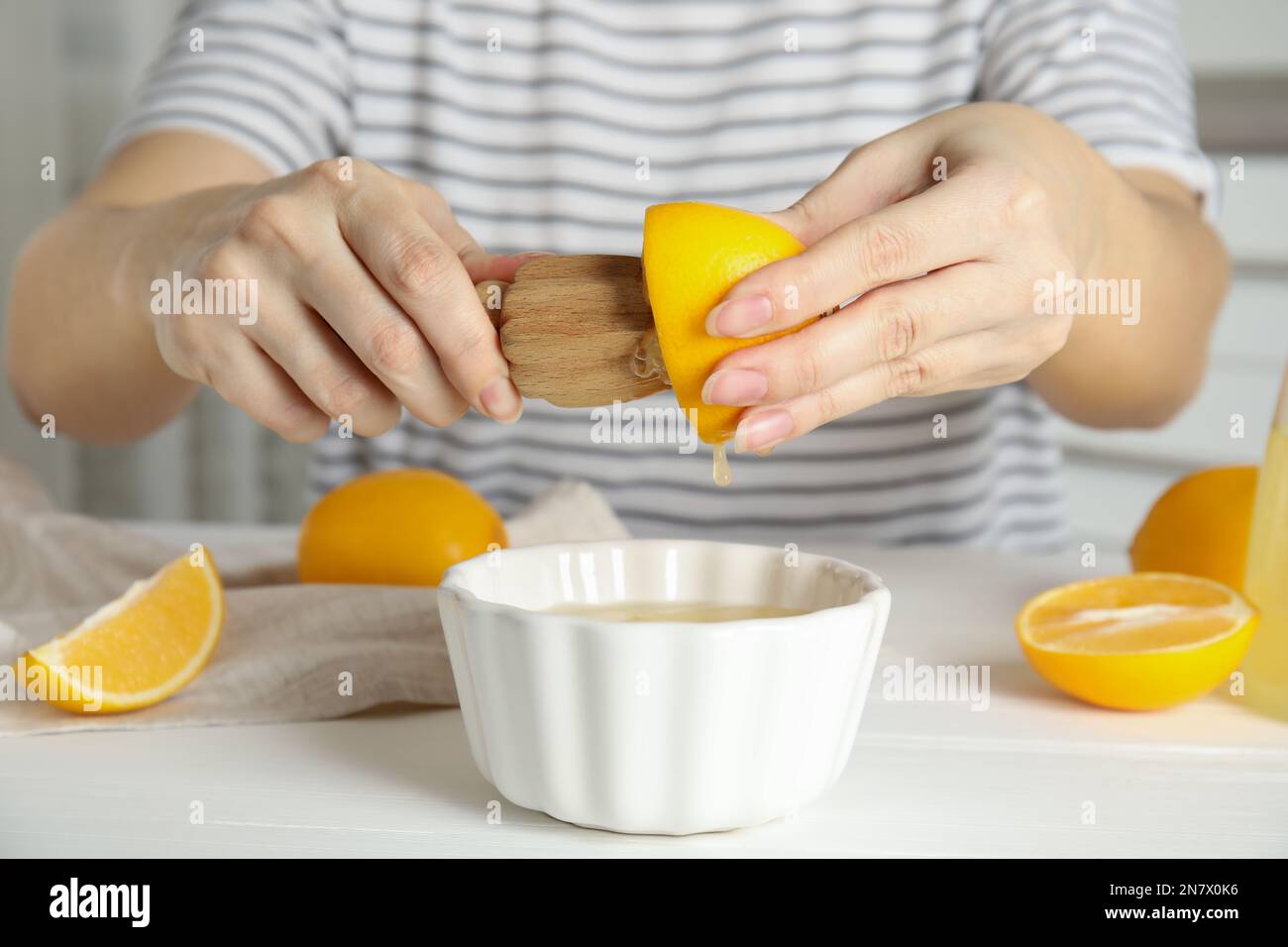 Squeezing lemons lemonade hi-res stock photography and images - Alamy