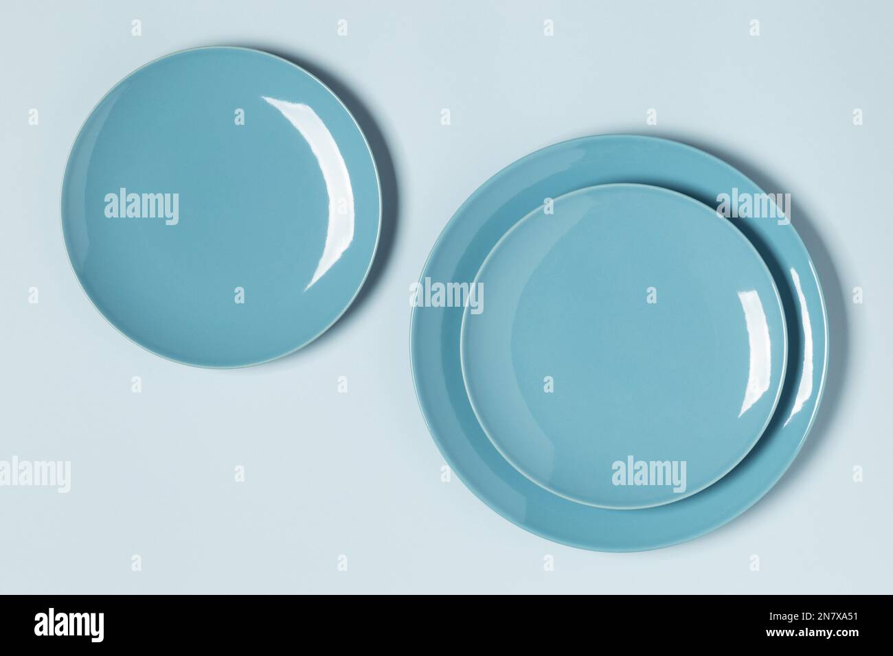flat lay blue plates arrangement Stock Photo - Alamy