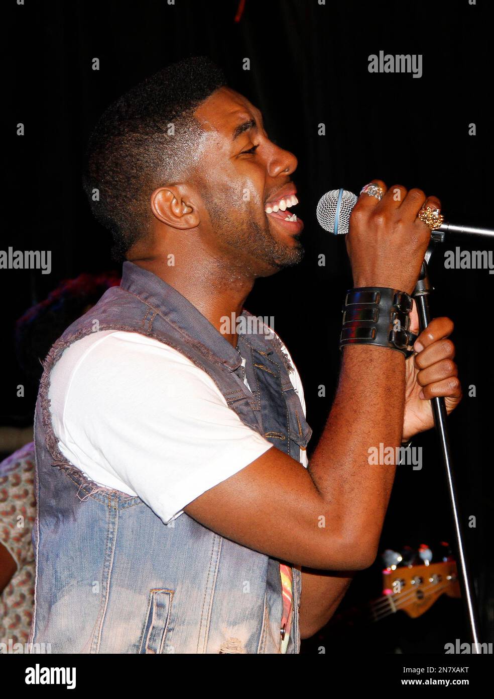 Singer Malcolm Xavier of The Radiorelics performs LIVE at The Roxy on ...