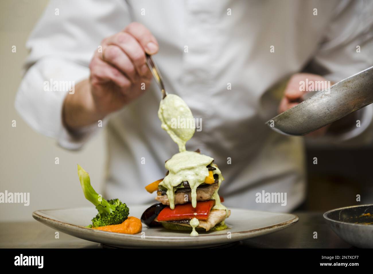 Pouring sauce hi-res stock photography and images - Alamy