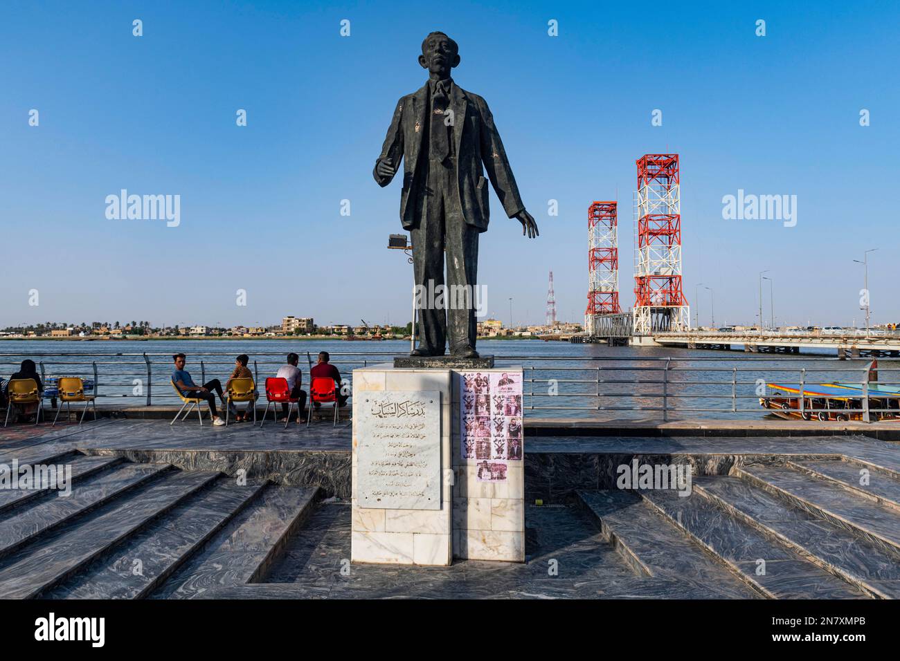 Poet statue, Arvand Rood, Basra, Iraq Stock Photo - Alamy