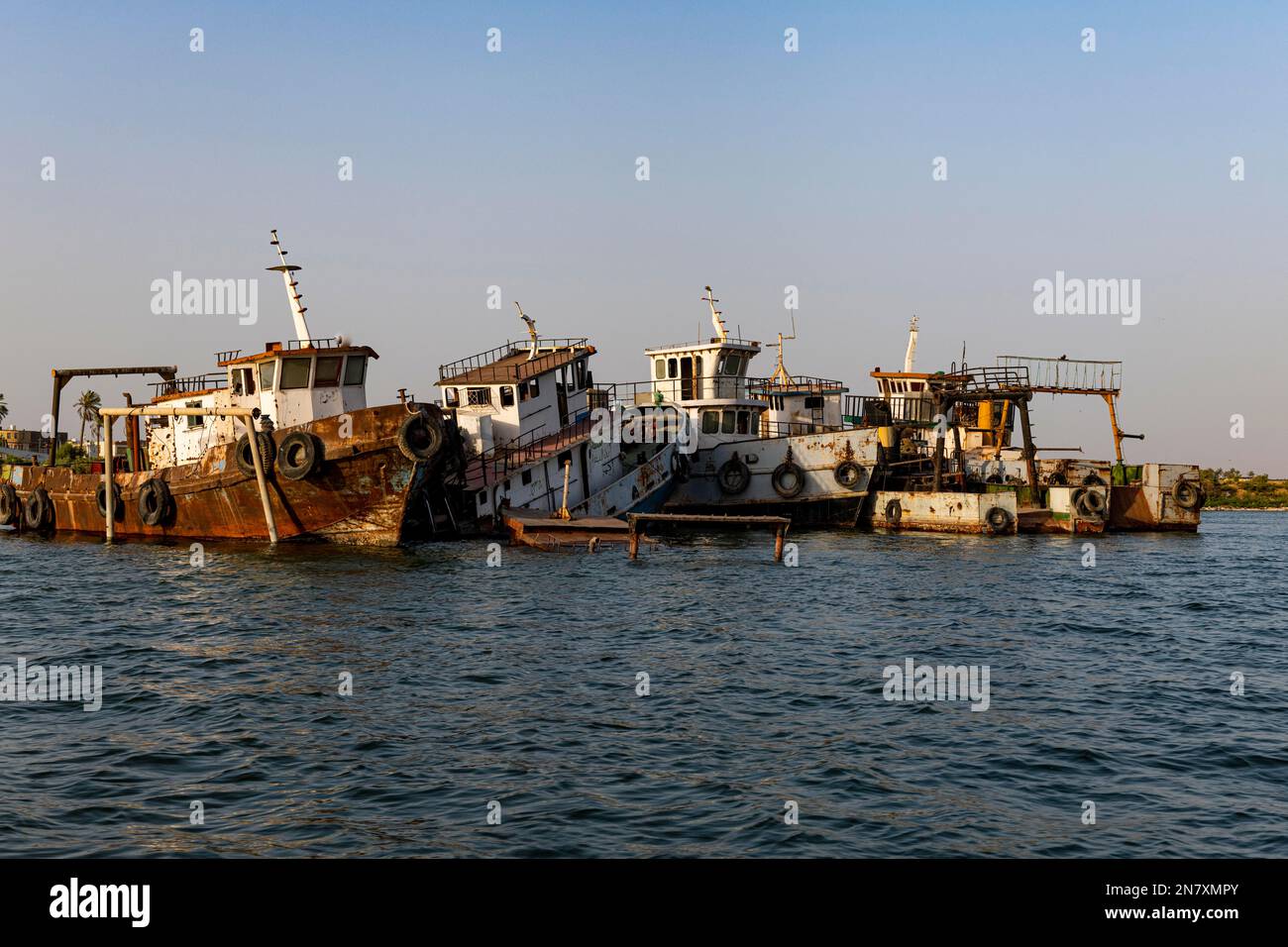 Rusty from the gulf war broken ships, Arvand Rood, Schatt Al-Arab ...