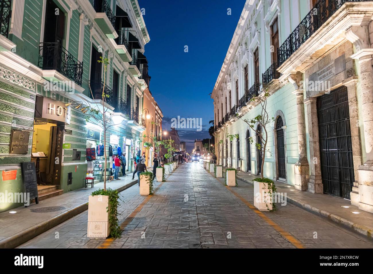 Historic center at night, Merida, Yucatan, Mexico Stock Photo - Alamy