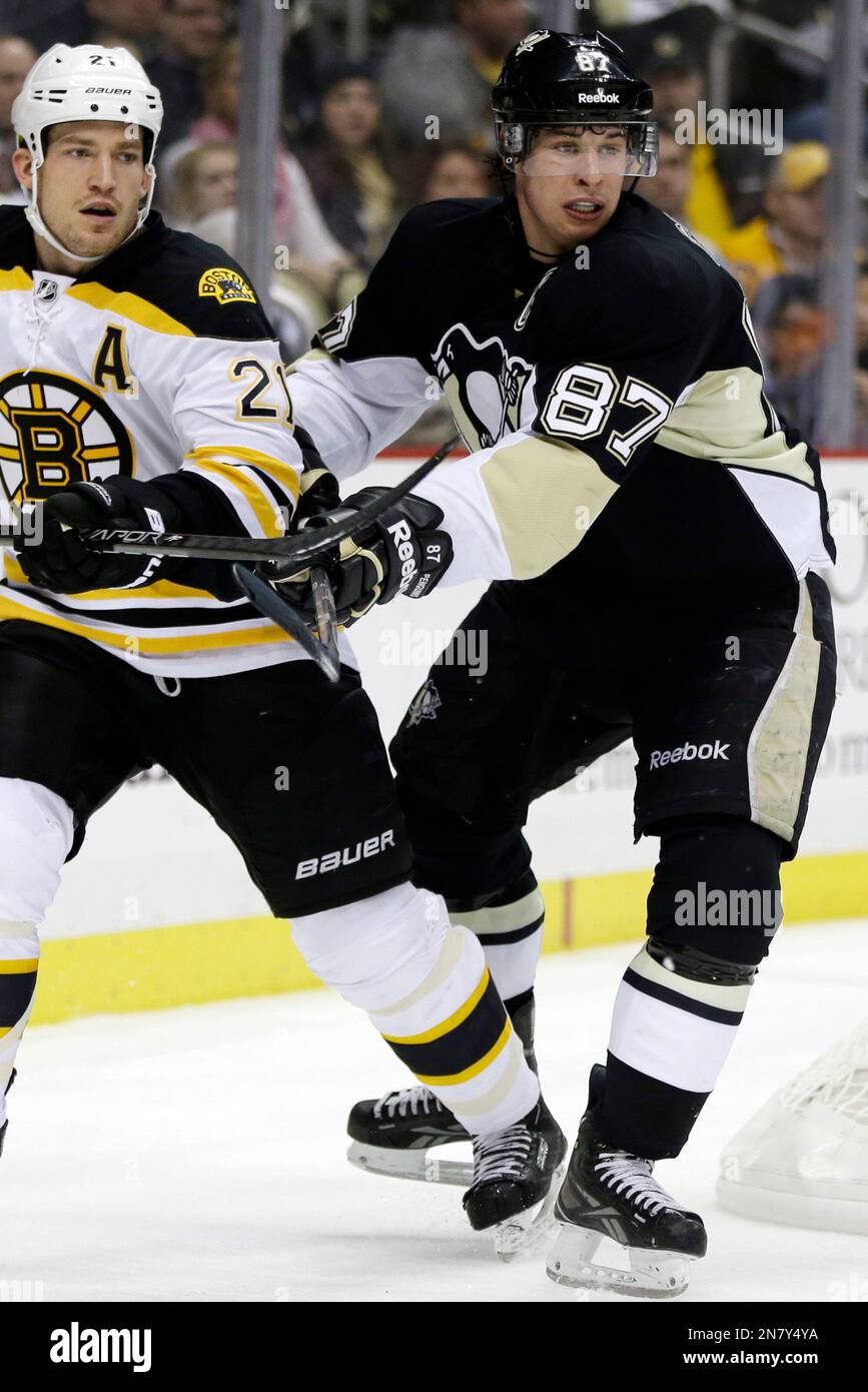Pittsburgh Penguins center Sidney Crosby (87) checks Boston Bruins ...