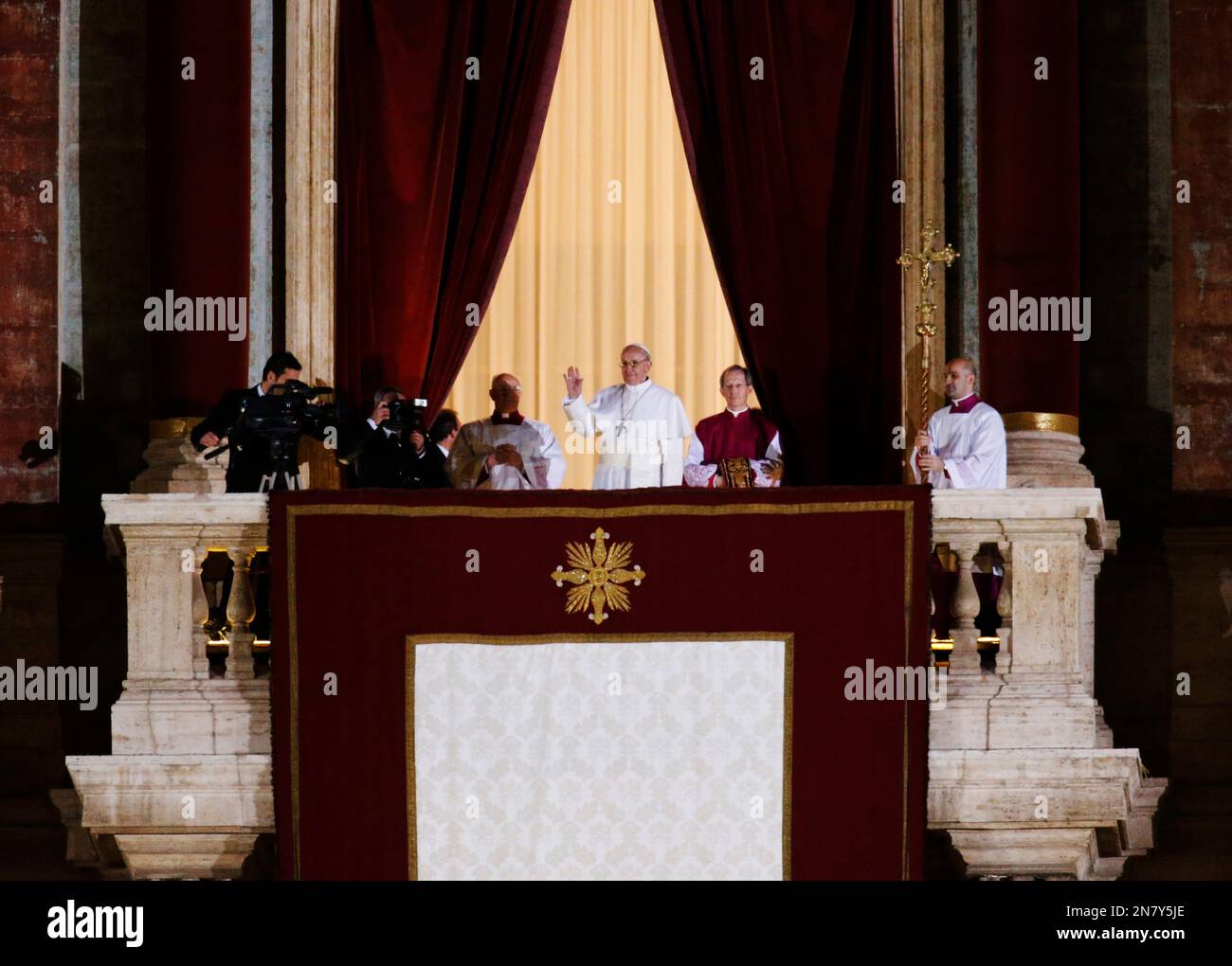 Pope Francis flanked by Monsignor Guido Marini, master of liturgical ...