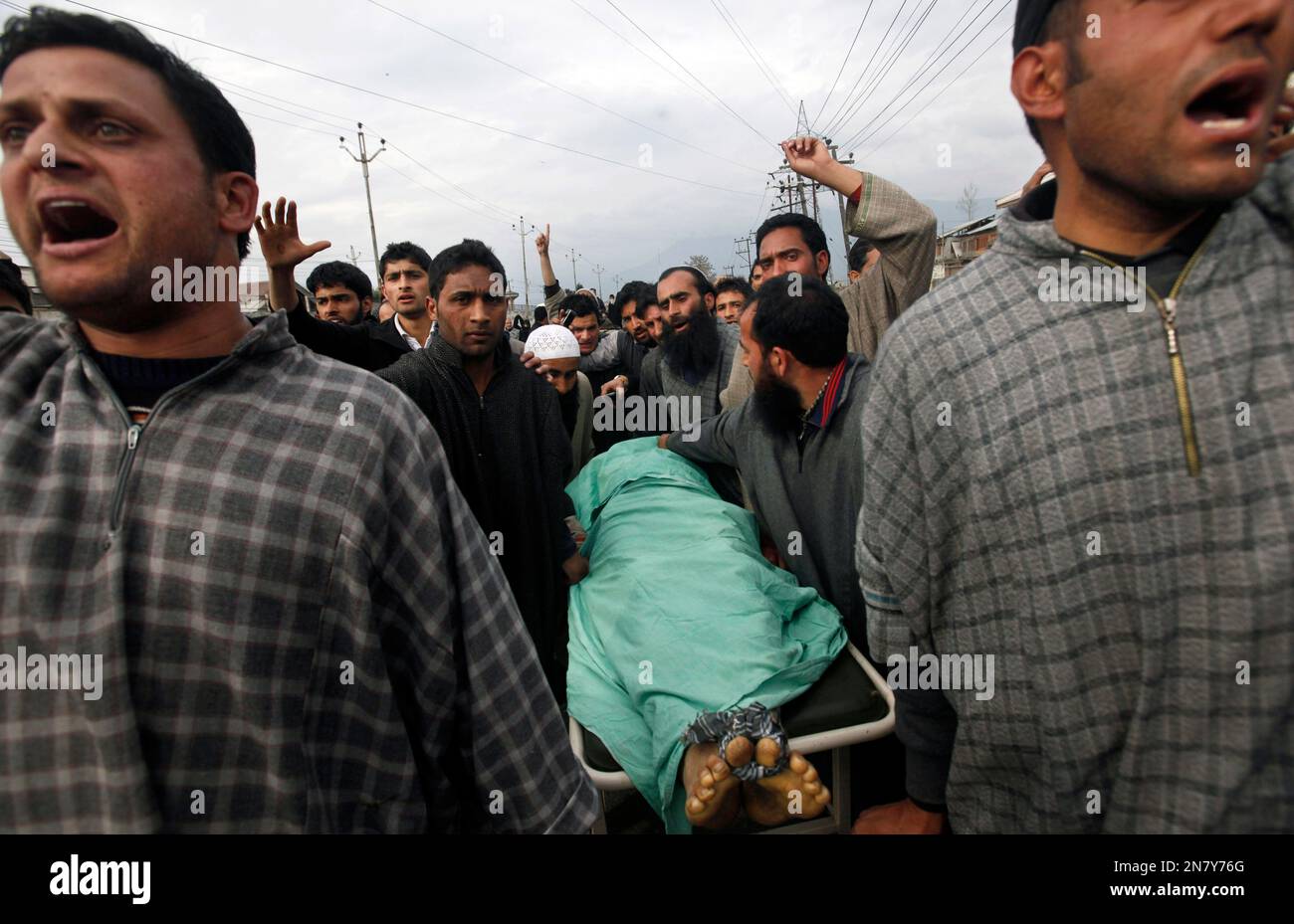 Kashmiris shout freedom slogans as they carry the body of Kashmiri ...