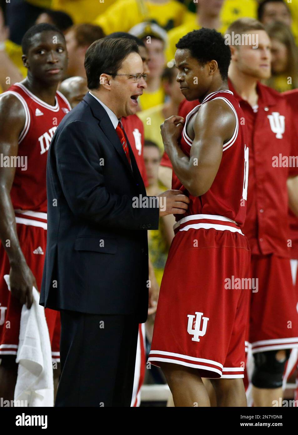 Indiana coach Tom Crean, left, talks with guard Kevin Ferrell (11 ...