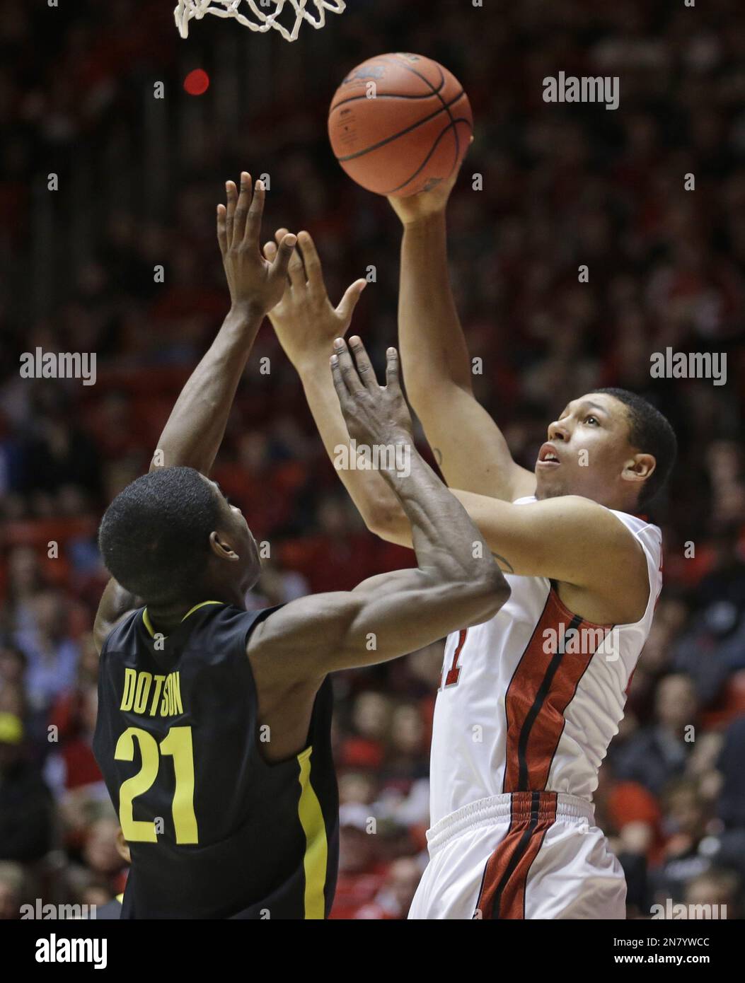 Utah's Jordan Loveridge, right, shoots as Oregon's Damyean Dotson (21 ...