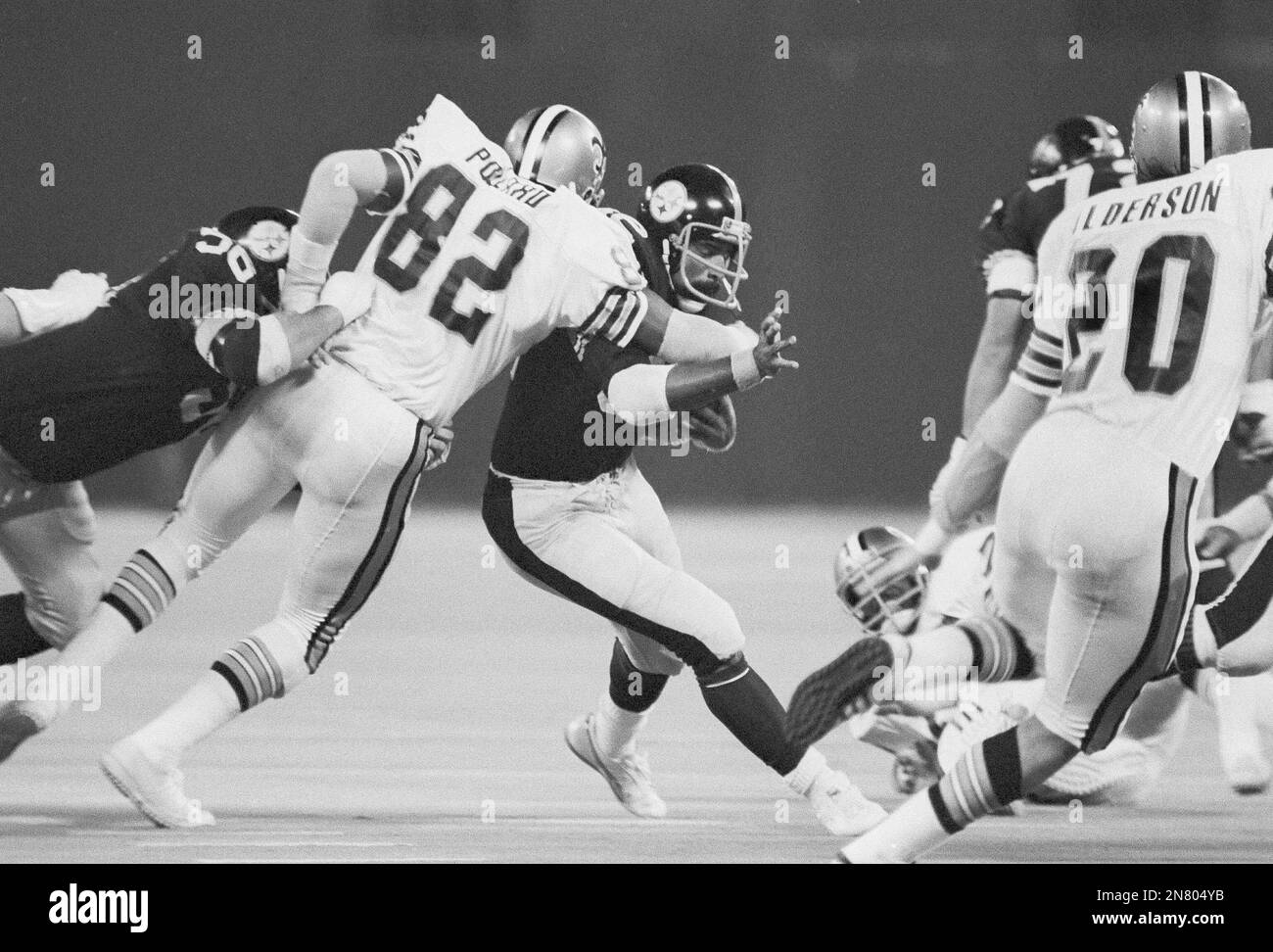 New Orleans Saints left tackle Bob Pollard (82) collars Pittsburgh ...