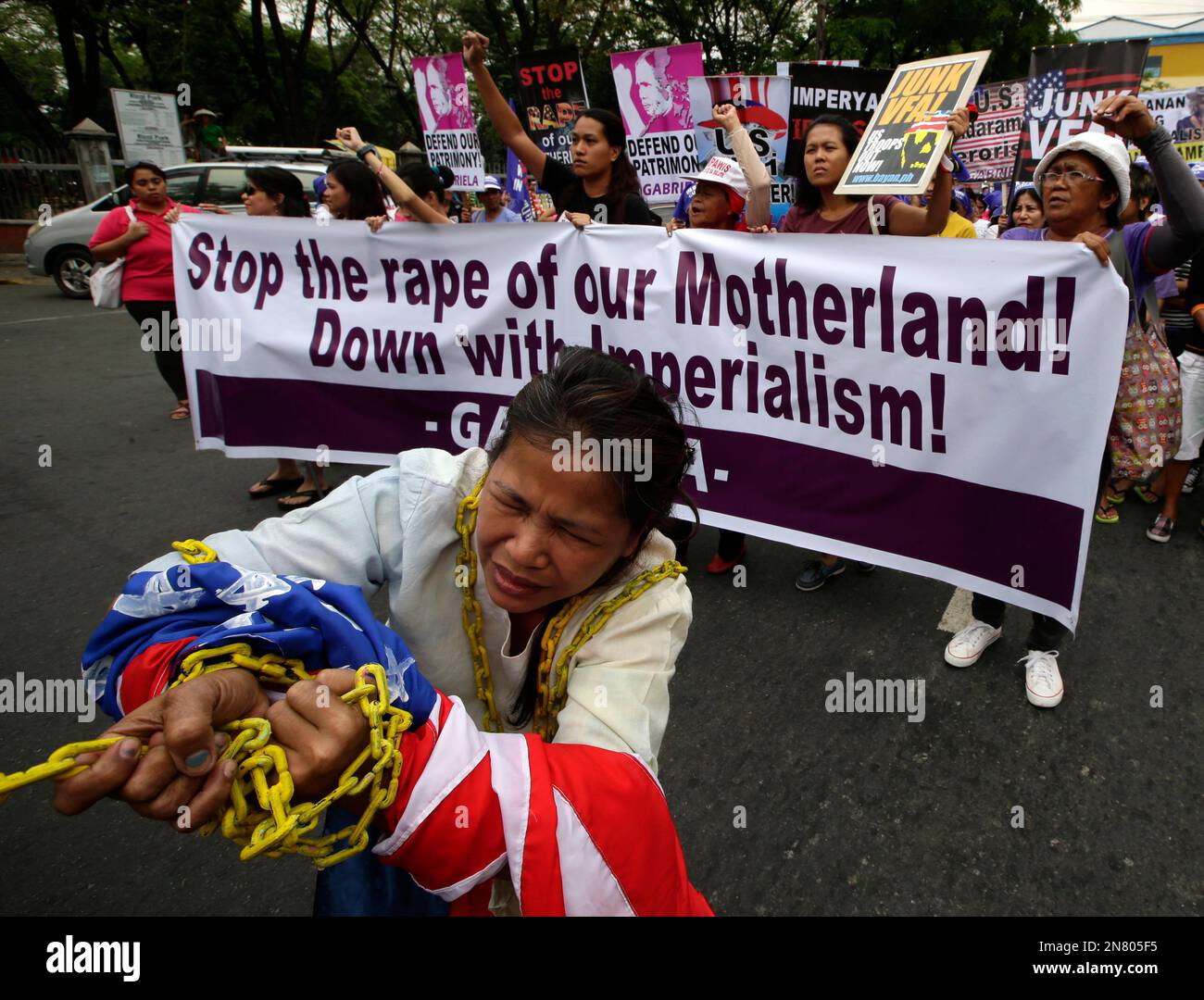 Filipino protesters shout slogans as they prepare to march to the US ...