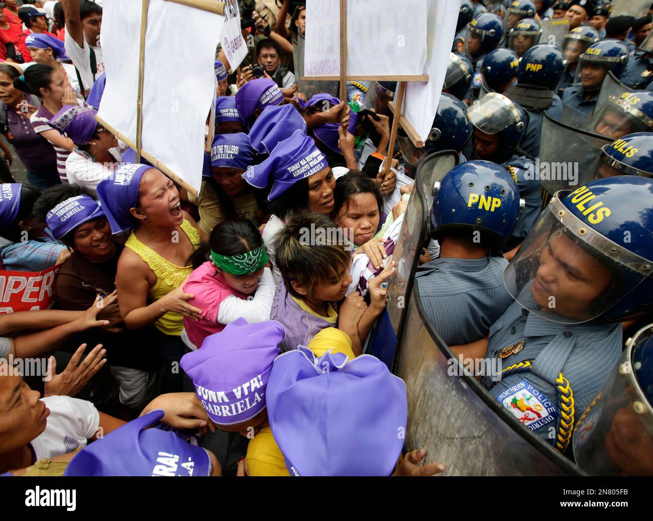 Filipino protesters clash with police as the former try to march closer ...