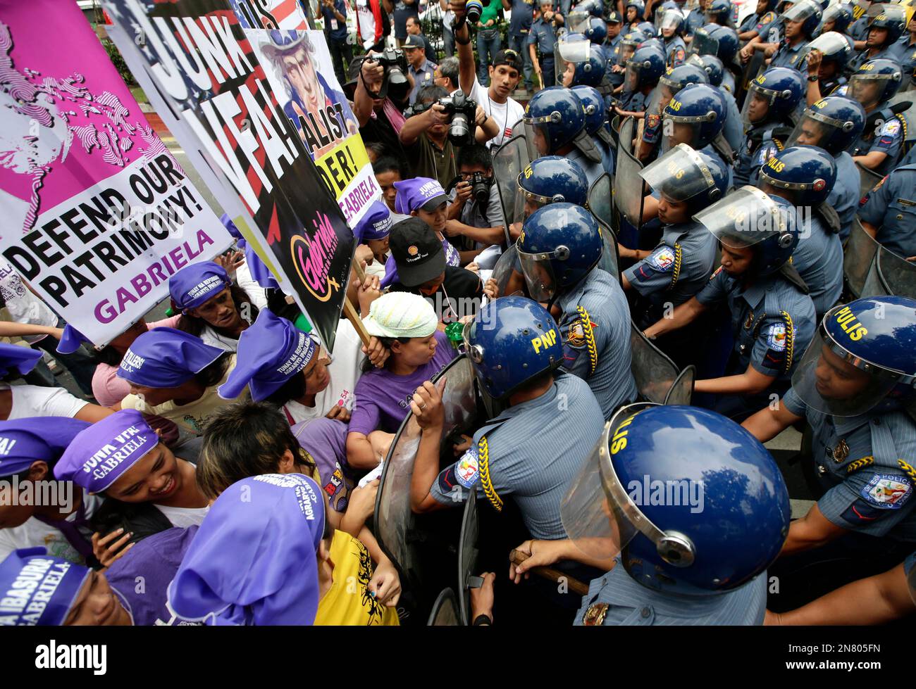 Filipino protesters clash with police as the former try to march closer ...