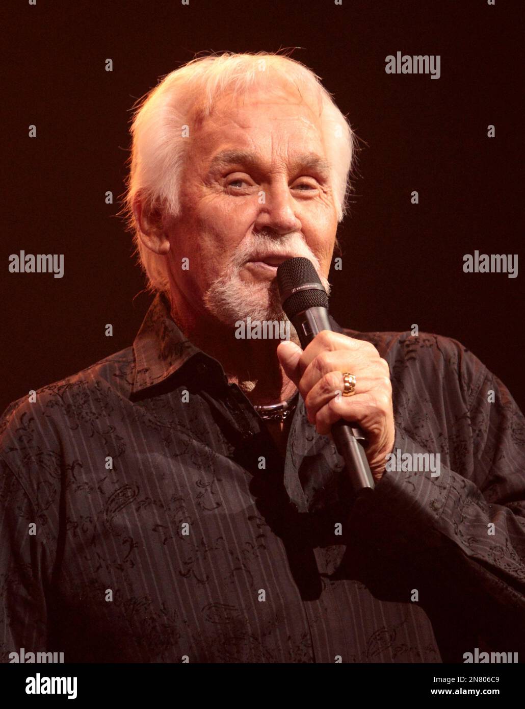 Singer songwriter and country music legend Kenny Rogers performs at the ...
