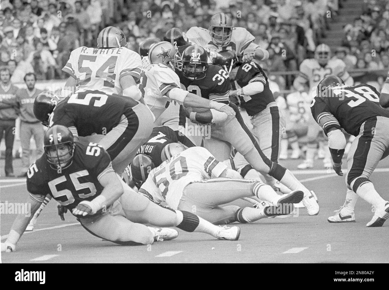 Pittsburgh Steelers' running back Franco Harris (32) runs into a wall ...