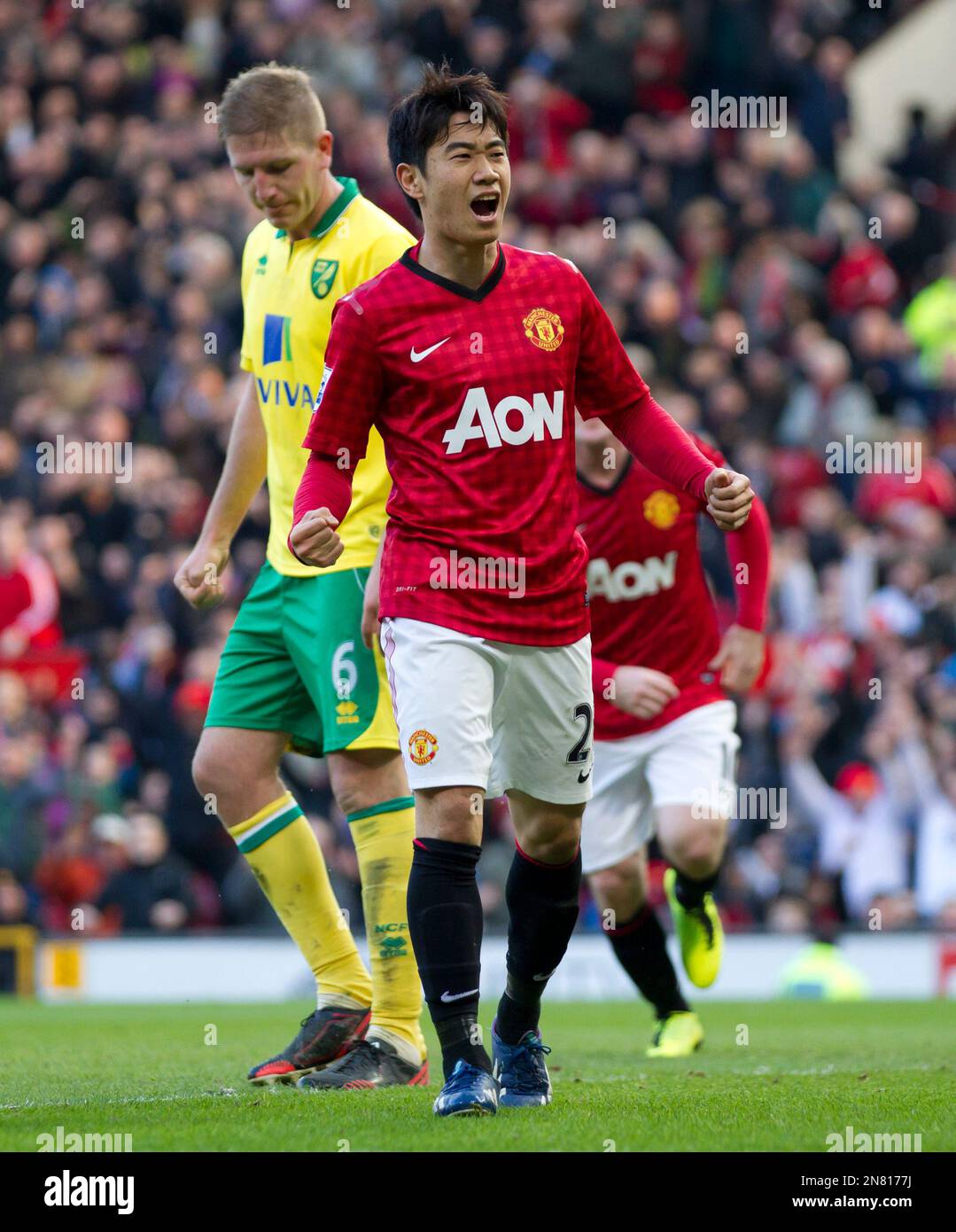 Manchester United's Shinji Kagawa, centre, celebrates after scoring ...