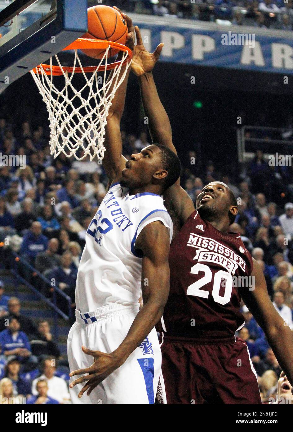 Kentucky's Alex Poythress, left, shoots in front of Mississippi State's ...